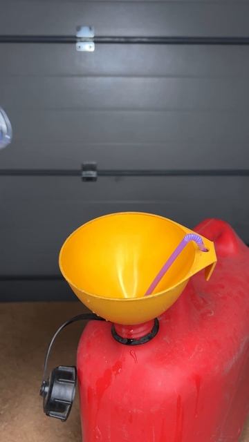 Запомни эту хитрость по быстрому наливу жидкости через воронку — смотреть короткие видео (Shorts ...