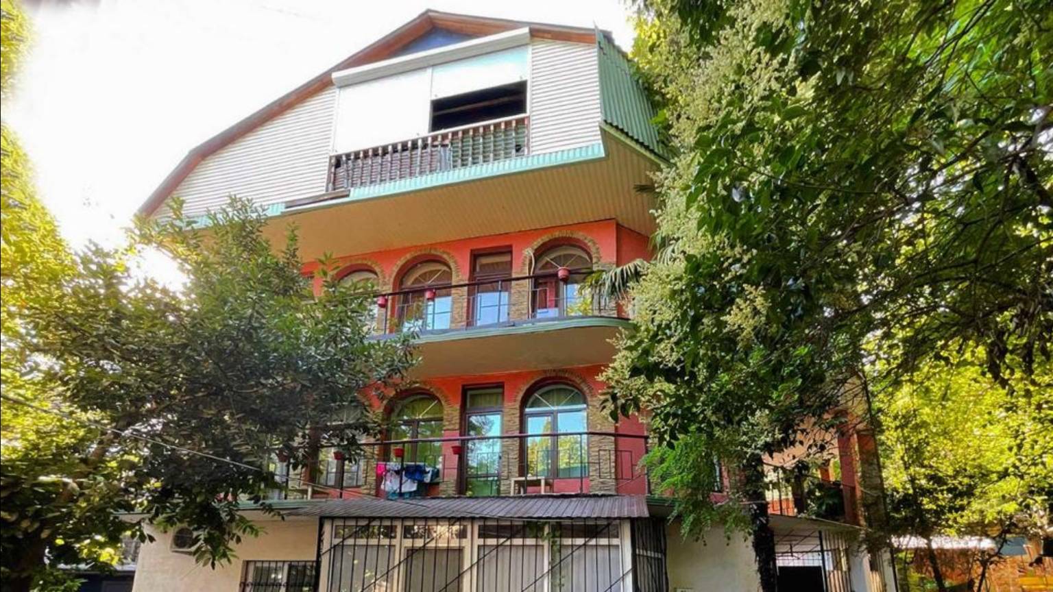 Обзор 4- комнатной квартиры на продажу в Ялте, ул. Дмитриева