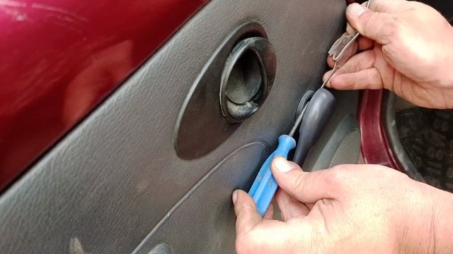 Как снять ручку стеклоподёмника Daewoo Matiz.
