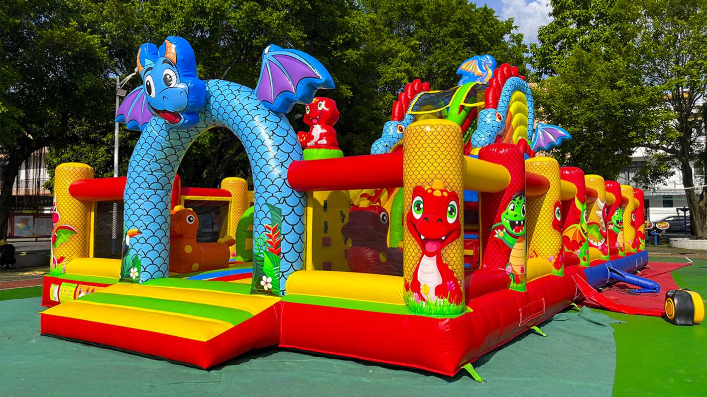 Коммерческий надувной батут «Драконы в тропиках» с механизированной головой, 14*7*7,3 м