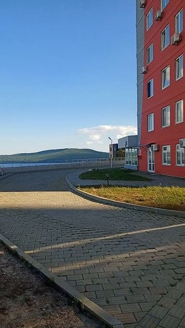 Владивосток дворик отель маяк, Владивосток, август 2025.