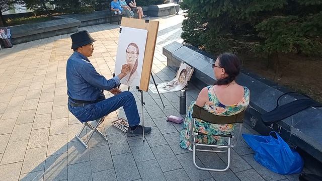 Владивосток улица Фокина Портрет Рисуют, Владивосток, август 2025.