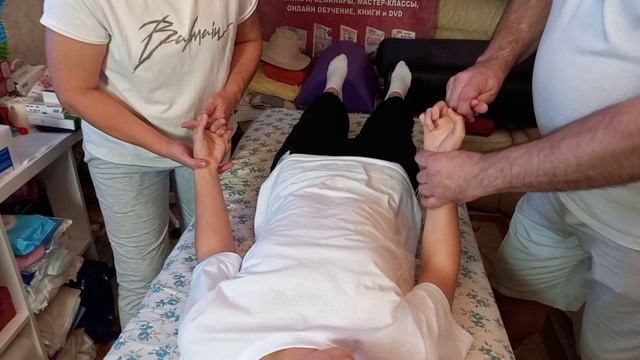 Мануальная правка рук, лежа и сидя на столе, плечи, локти, кисти, пальцы. Обучение Мануальной Терапи