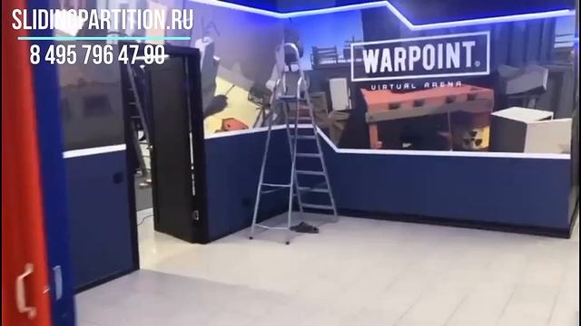 Красная мягкая перегородка для разделения кафе от зоны отдыха в компьютерном клубе