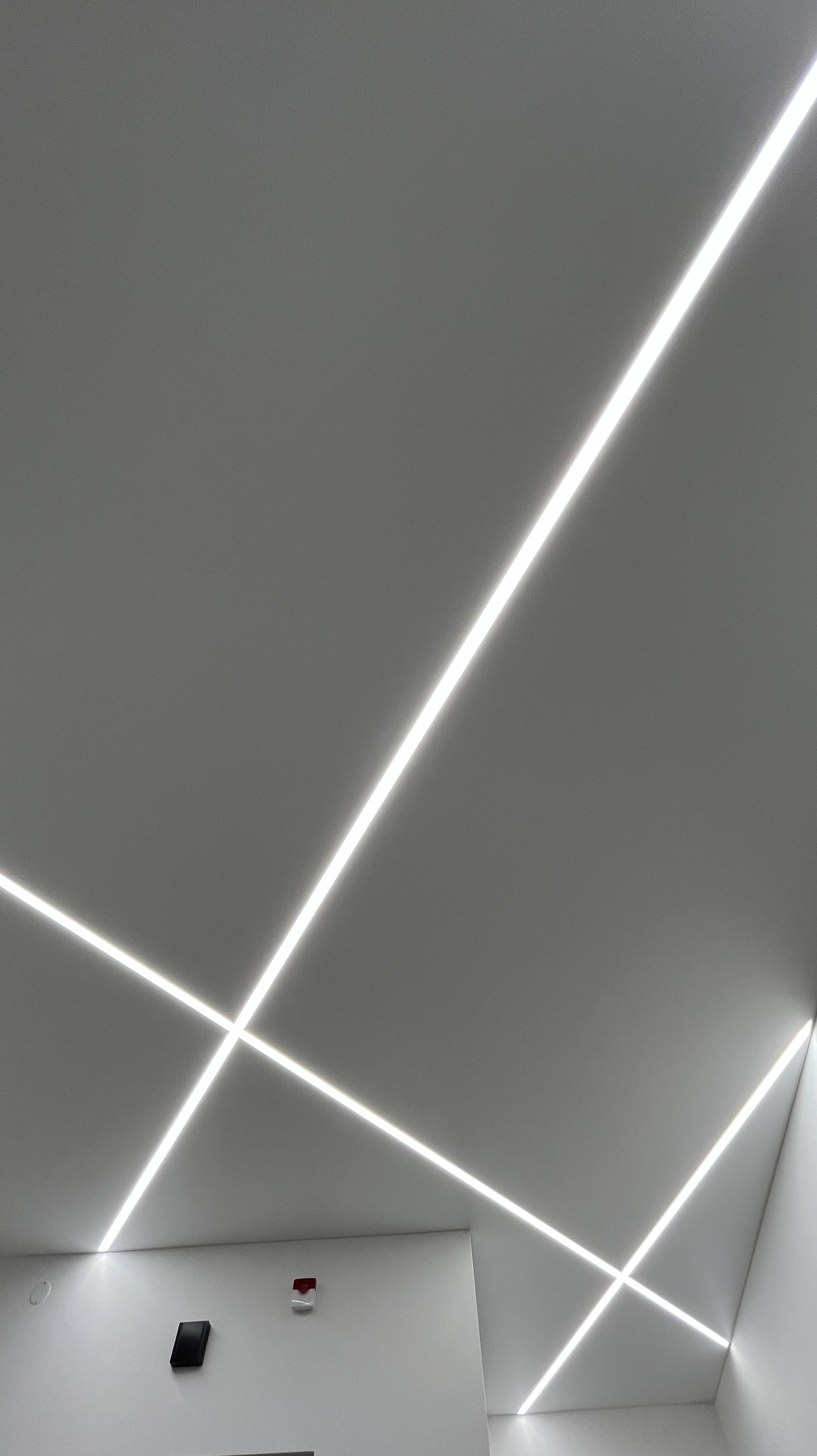 Натяжные потолки | Натяжной потолок со световыми линиями| Воронеж