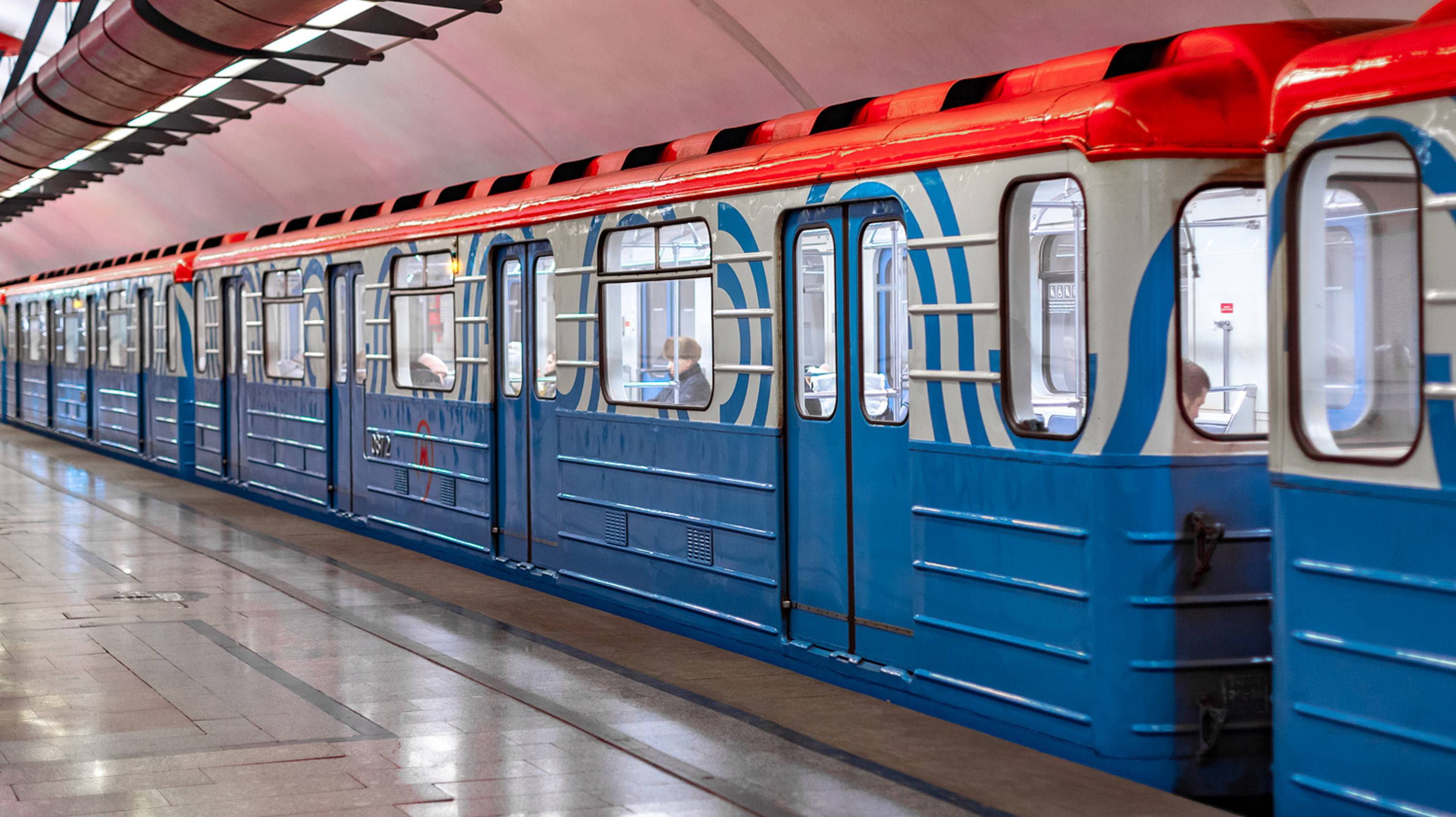 Москва. Поездка на метро-поезде 81-714.5М по Люблинско-Дмитривской линии