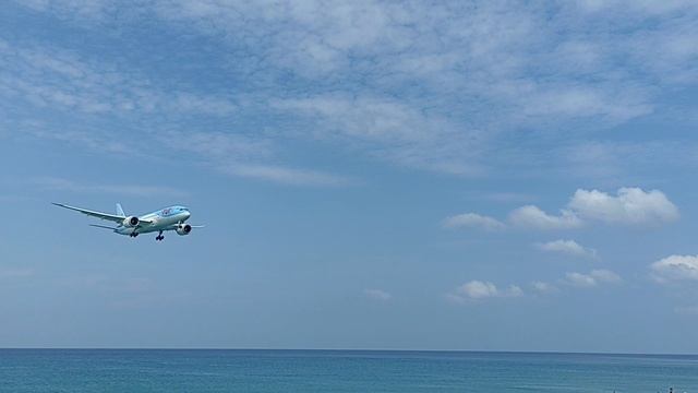 Отдых на Пхукете – на пляже Nai Yang Beach можно увидеть, как садятся самолеты