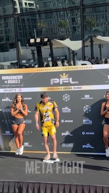 ПОСМЕЯЛСЯ в лицо: Магомедов взглянул в глаза Петтису перед боем на PFL в Дубае