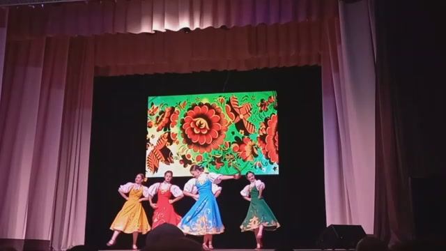 "Душеньки-подруженьки" (отрывок): ансамбль танца "Кристалл" (г. Анапа, 23.09.2025)