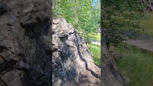 Гейзерное озеро на Алтае летом и осенью.