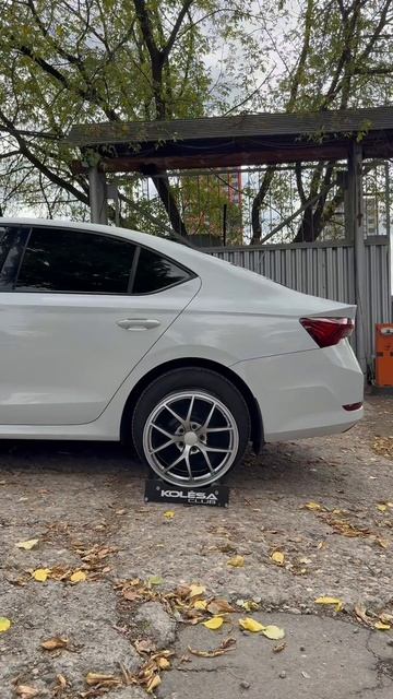 Skoda Octavia на примерке дисков в 17-ом диаметре