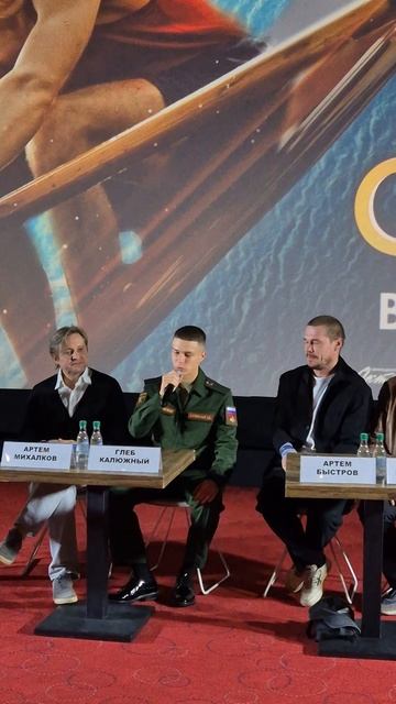 Пресс-конференция: Калюжный благодарит руководство части за то, что отпустили его в увольнительную.