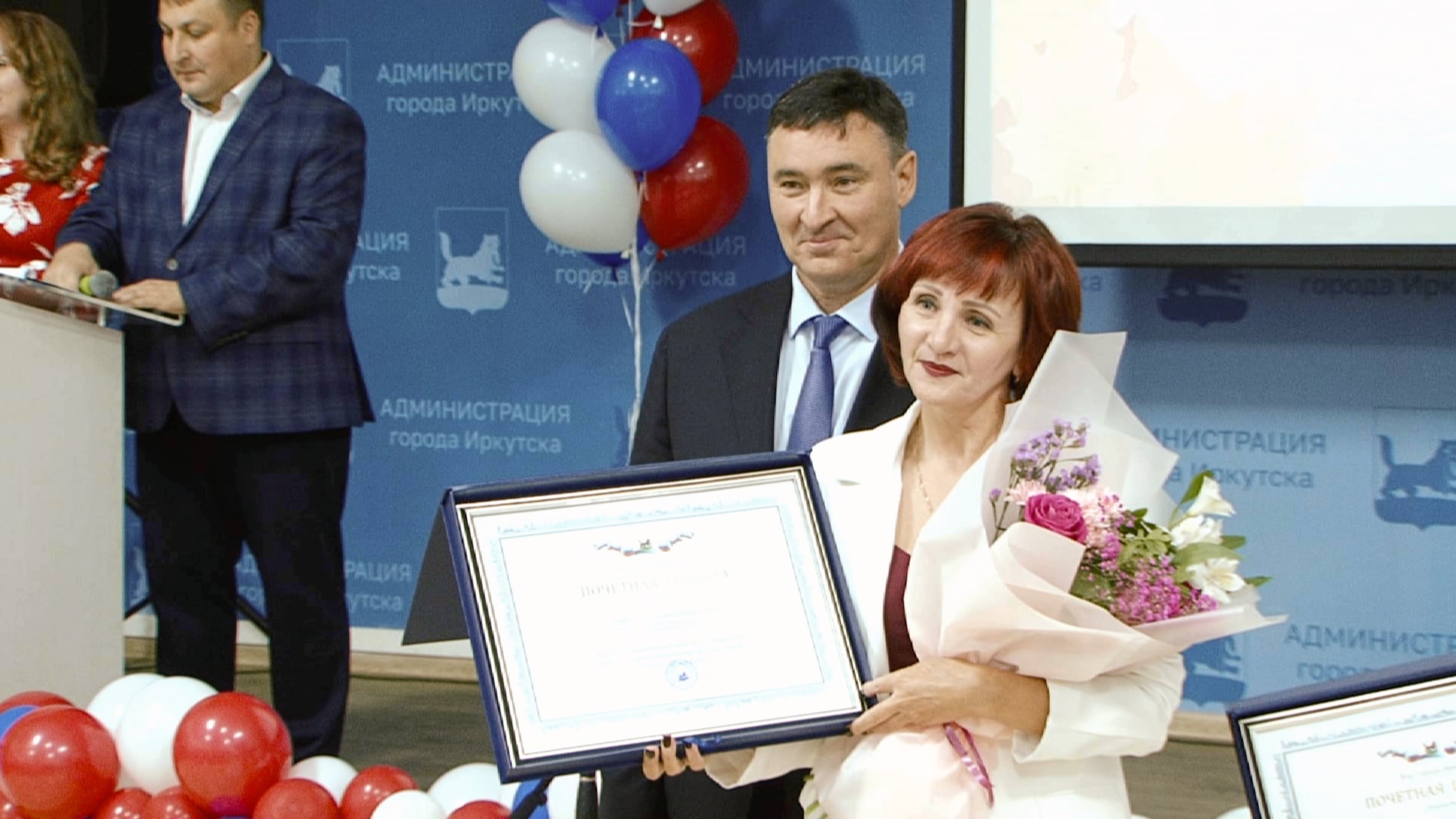 Руслан Болотов наградил иркутских педагогов