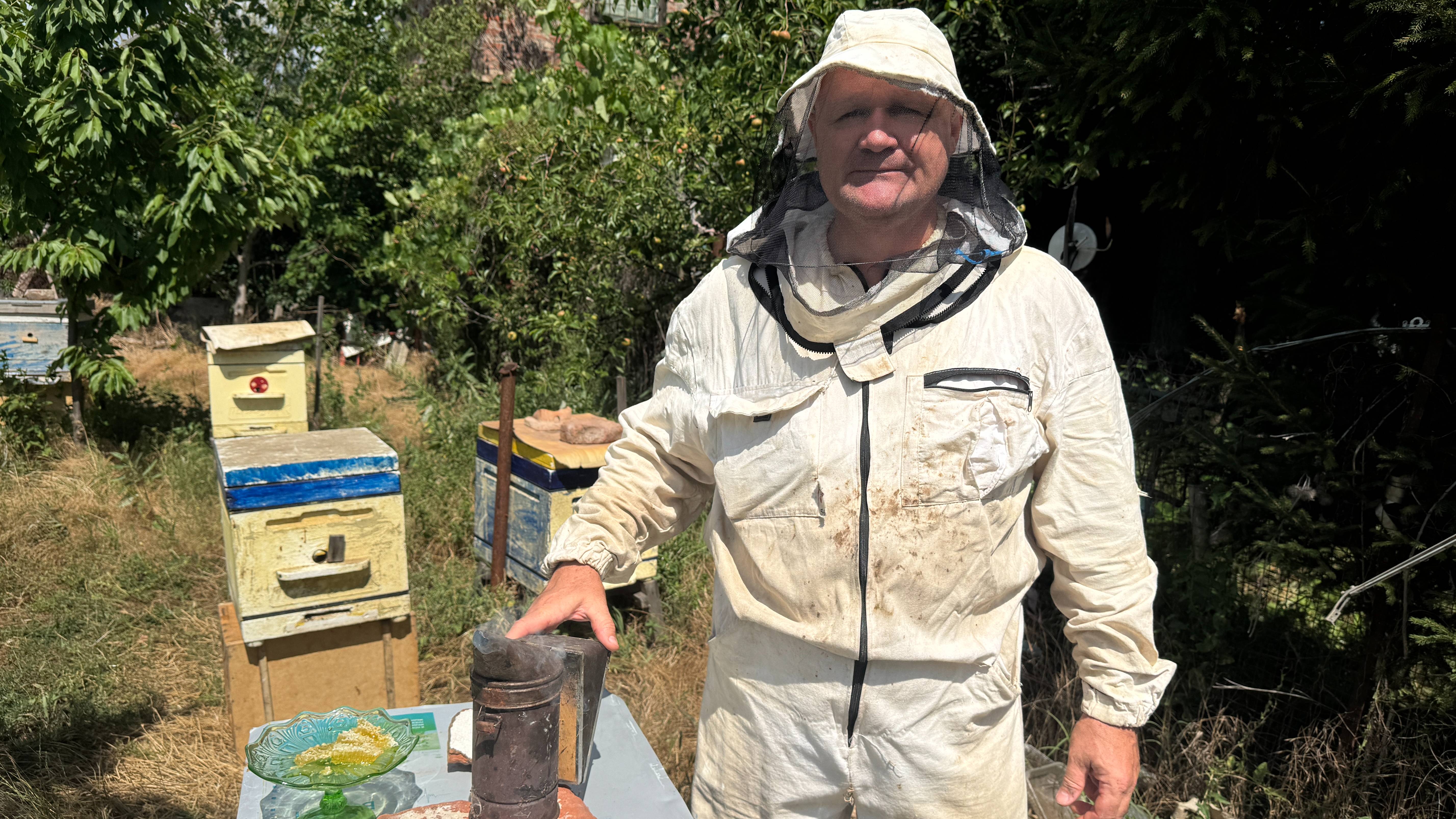 На пасеке Виссариона и Германа Вайчулисов получают астраханский мед