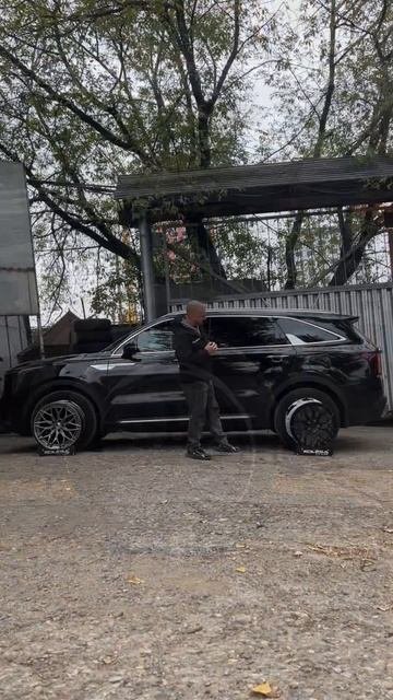 Kia Sorento на примерке дисков в 19-ом диаметре