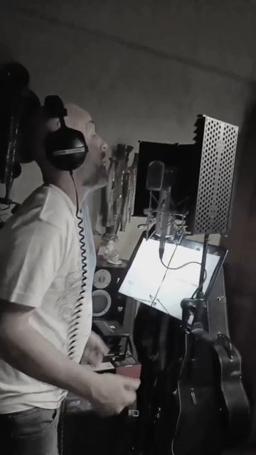 Продолжаем работать в студии над новым материалом. Будущая песня называется "Лепестки" (А. Иовчев)