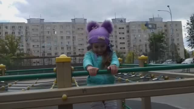 Веселые приключения Вики на детской спортивной площадке . Осень 2021 ..mp4