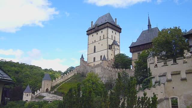 Средневековый замок Карлштейн (Чехия). Вид на окрестности.