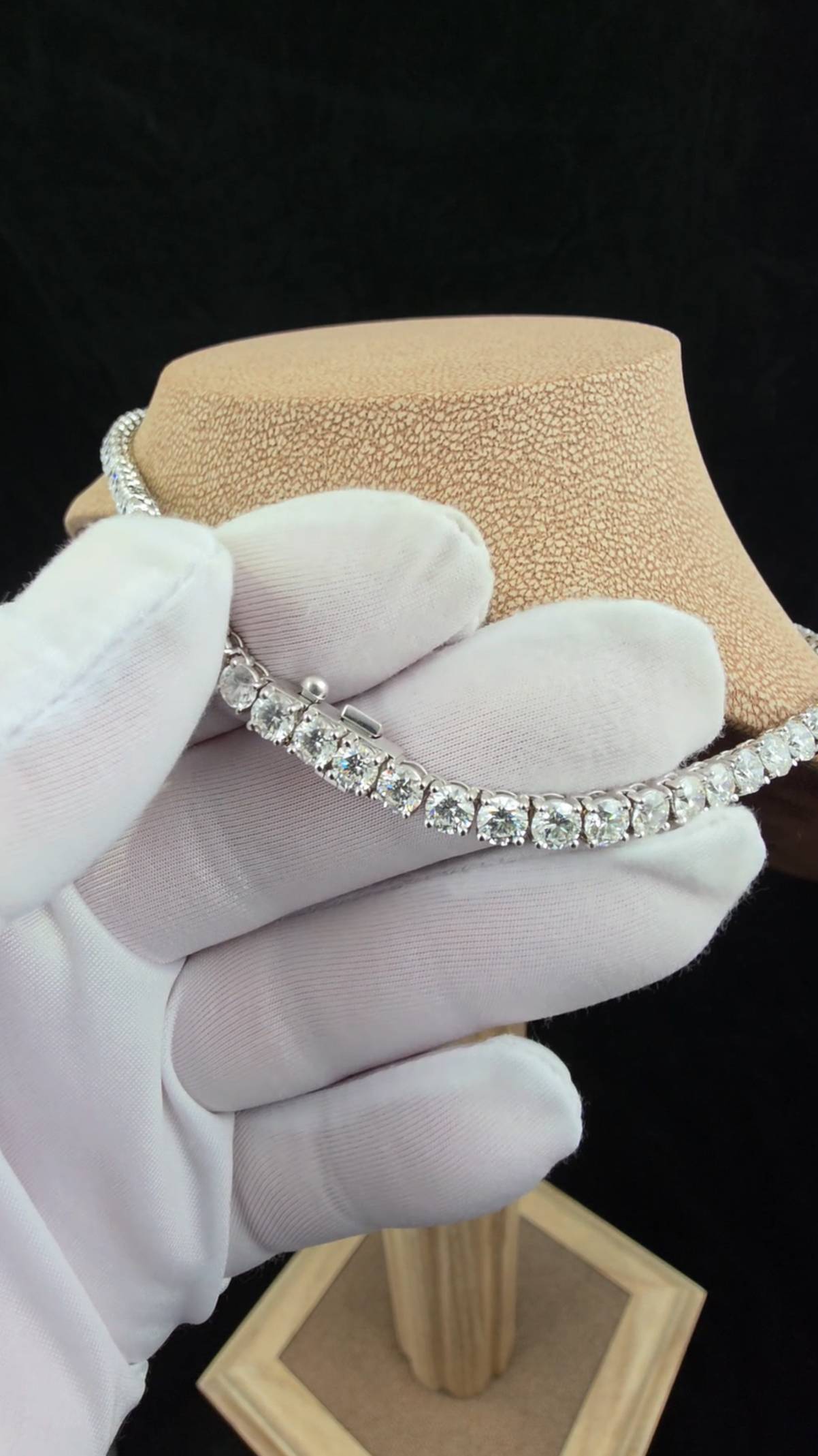 Ювелирное ожерелье с сверкающими бриллиантами