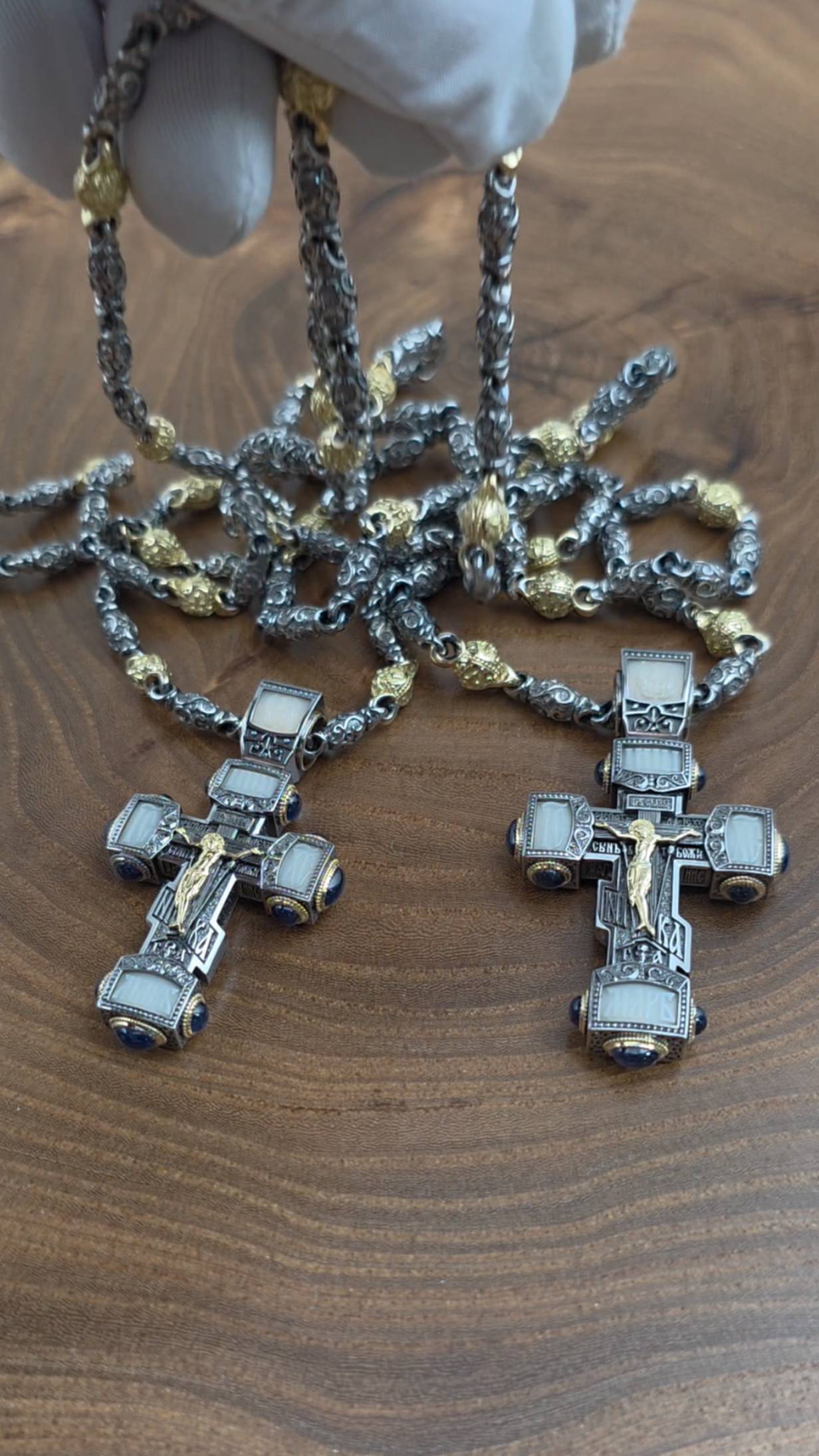 Роскошные византийские золотые кресты с сапфирами