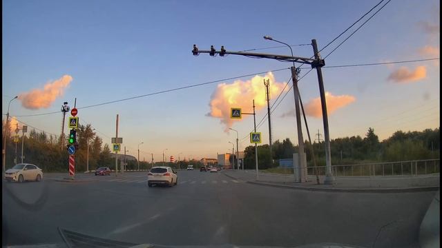 Движение на автомобиле по улицам города Тюмени от набережной в посёлок Боровский