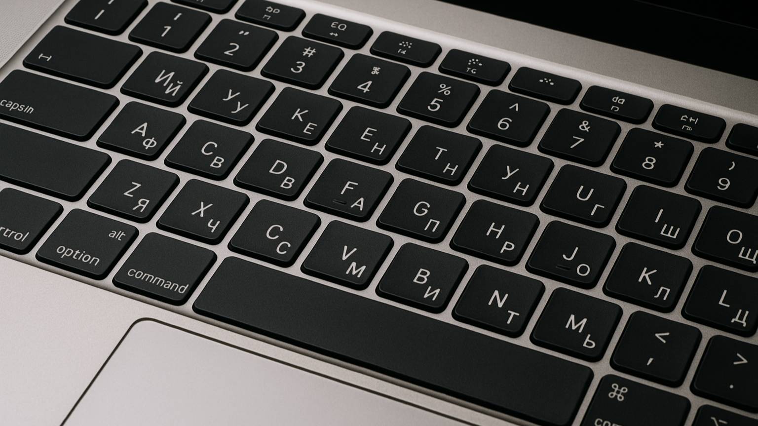 Лазерная маркировка клавиатуры на ноутбук macbook macbookpro apple kamach T320