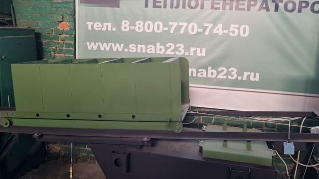 Возобновляемые ресурсы. Котел с автоматической подачей дров и брикет из бункера в топку.