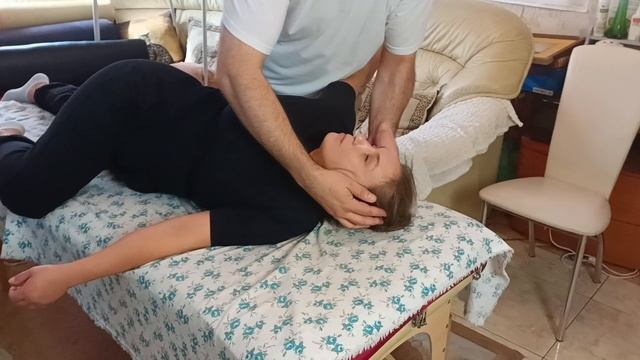 Как произвести мануальные скрутки поясницы, лежа на столе. Несколько вариантов, Ч-2