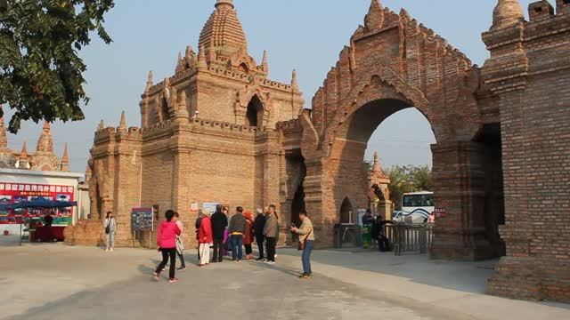 ОДНА ДЕРЕВНЯ  - ДВЕ СТРАНЫ