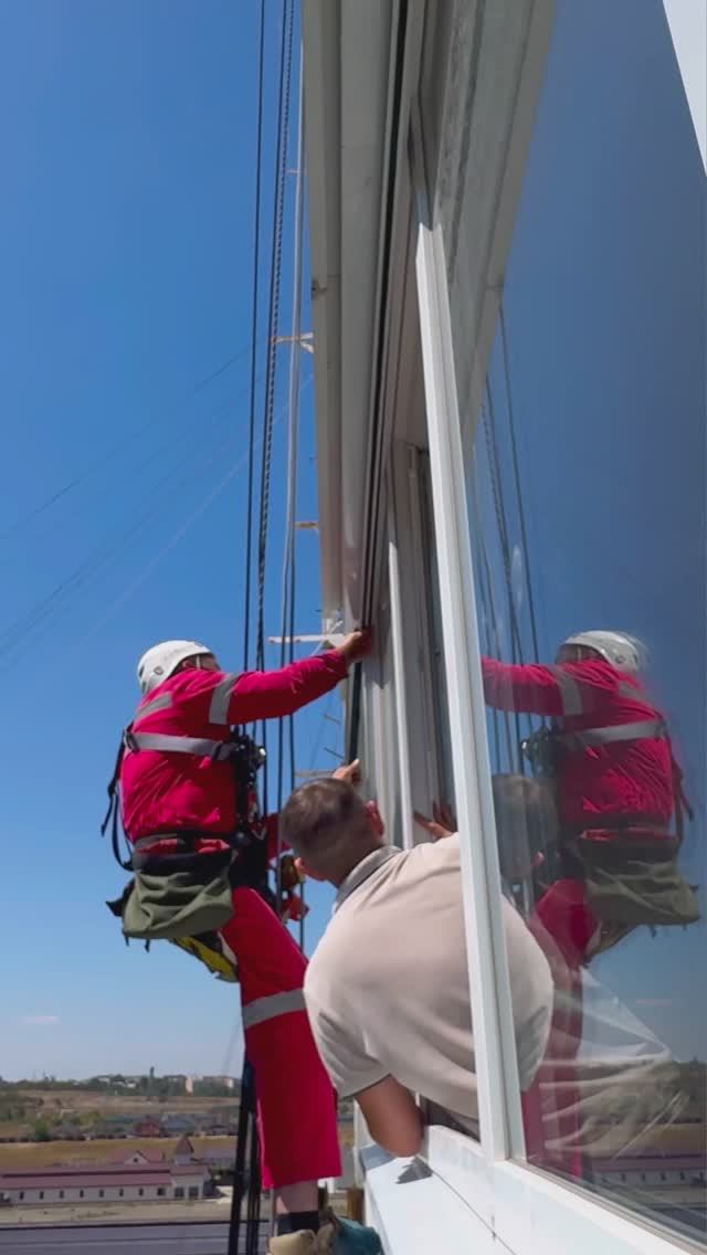Монтаж внешней солнцезащиты силами альпиниста на многоквартирный дом