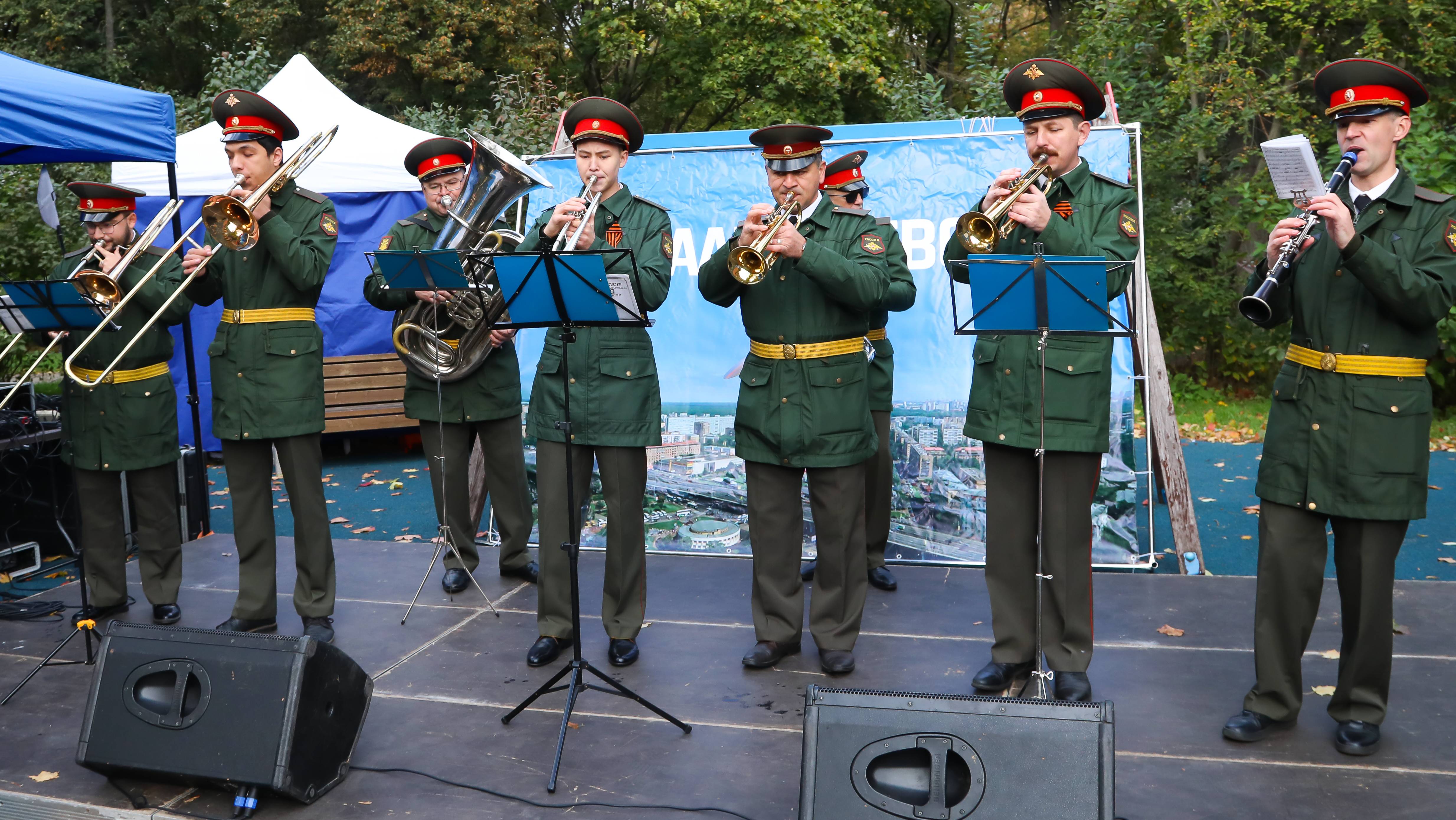 песня "Я шагаю по Москве" - военный духовой оркестр