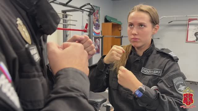 Сотрудник Специального полка полиции и корги