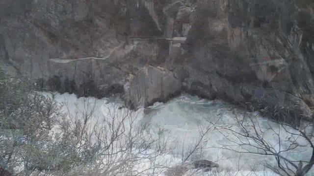 УЩЕЛЬЕ ПРЫГАЮЩЕГО ТИГРА - ХУТЯОСЯ