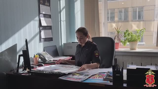 Сотрудник Госавтоинспекции, 4 шпица и кот