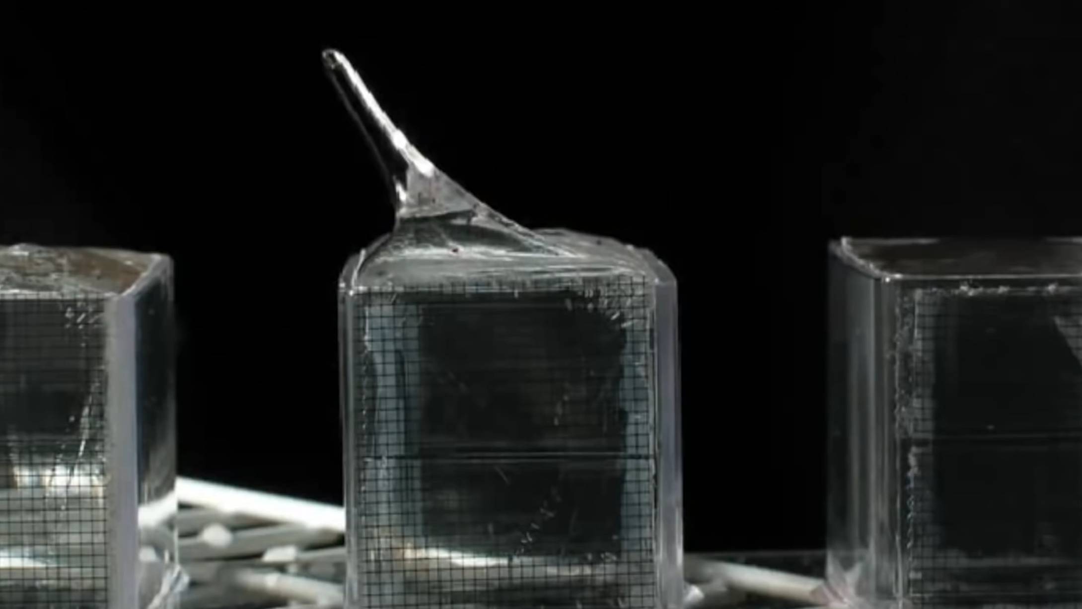 Шип  или острый выступ на кубике льда