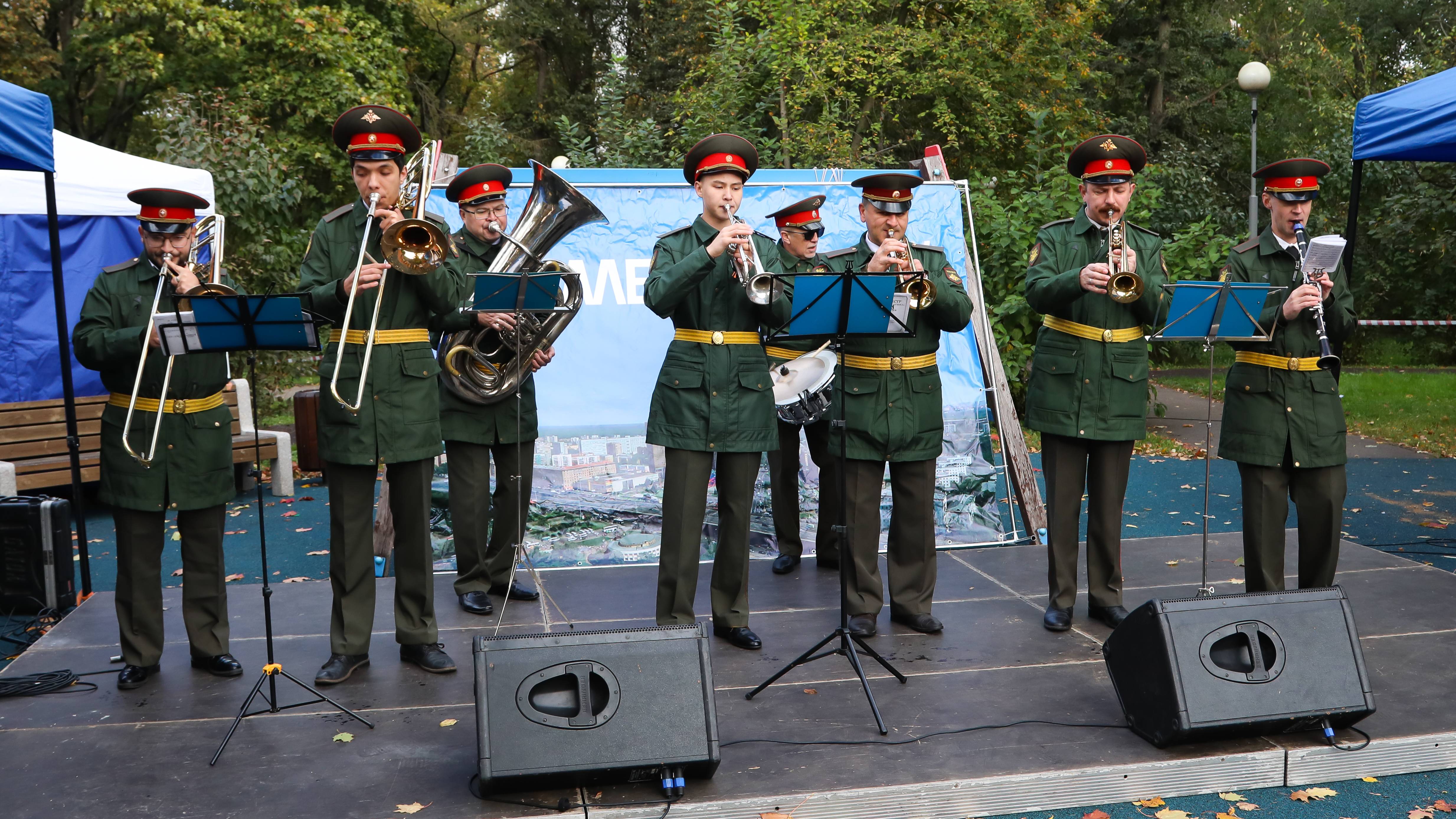 марш-песня "Пора в путь дорогу" из фильма "Небесный тихоход" - военный оркестр г. Москва