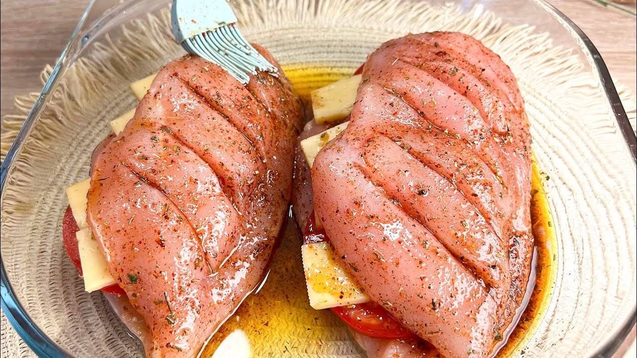 Никогда бы не подумала, что грудка может быть такой вкусной. Фаршированное куриное филе в духовке