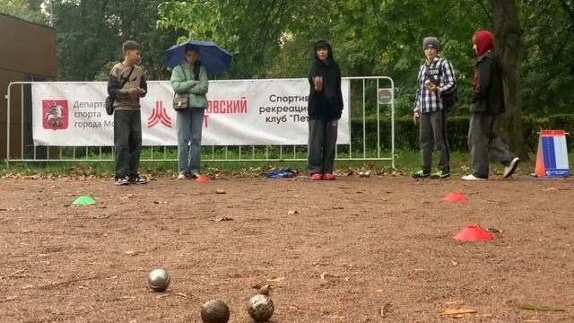Игры в петанк с друзьями в Гончаровском парке