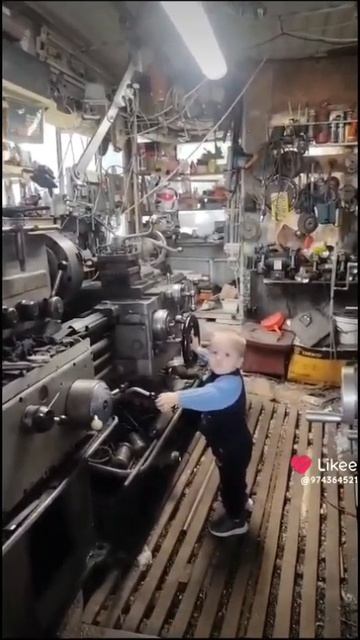Внук в гости пришёл. Помощник подрастает!