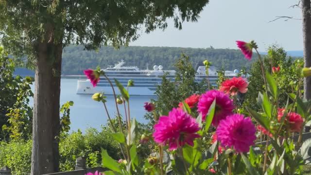 Потрясающие сады, в существование которых Вы не поверите!  Садовый тур по острову Макинак, 2025