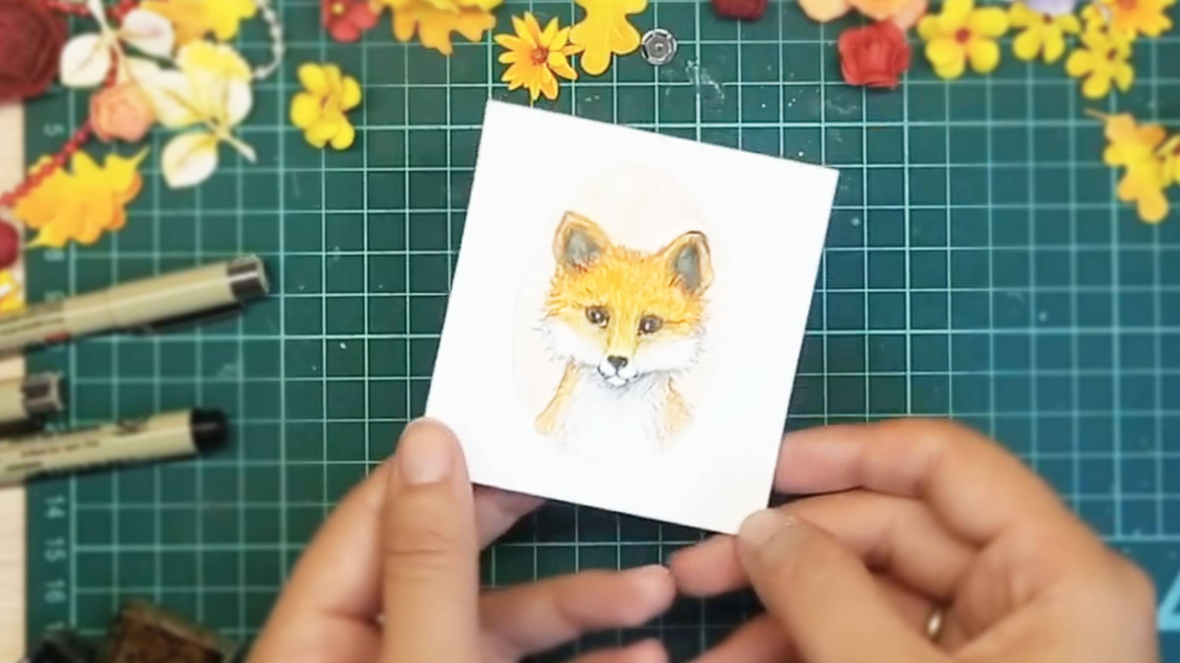 Всего лишь кусочек ватмана, краски и карандаши! Рисунок лисенка, который украсит осеннюю открытку🍁