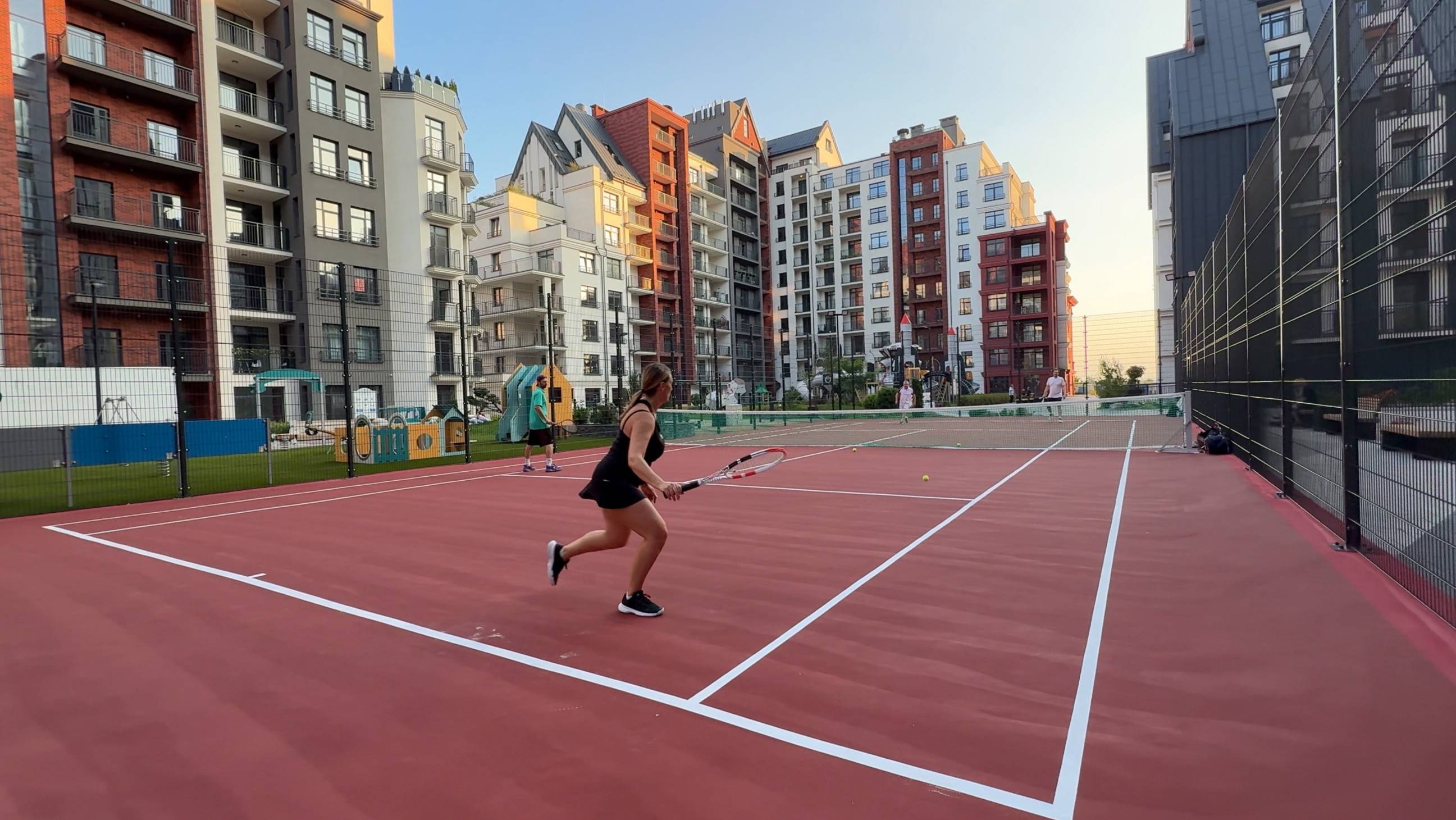 В ЖК "Адрес счастья" открыли футбольное поле и теннисный корт с PRO покрытием / 24.08.2025