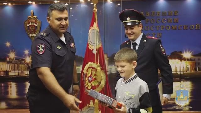 В Костроме руководство областного Управления МВД России отметило юного поэта Алексея Князева