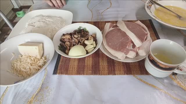 ОТБИВНЫЕ ИЗ СВИНИНЫ ПОД ОВОЩНОЙ И СЫРНОЙ ШАПОЧКОЙ