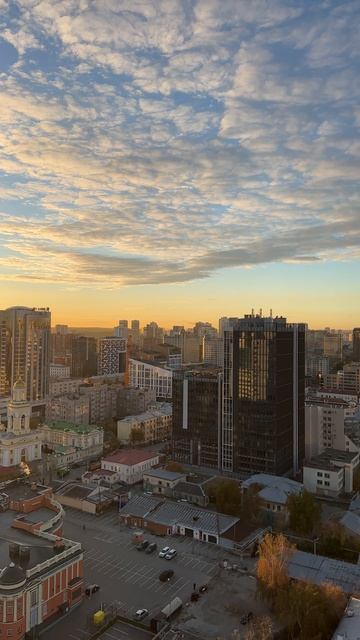 Екатеринбург с высоты птичьего полета на рассвете