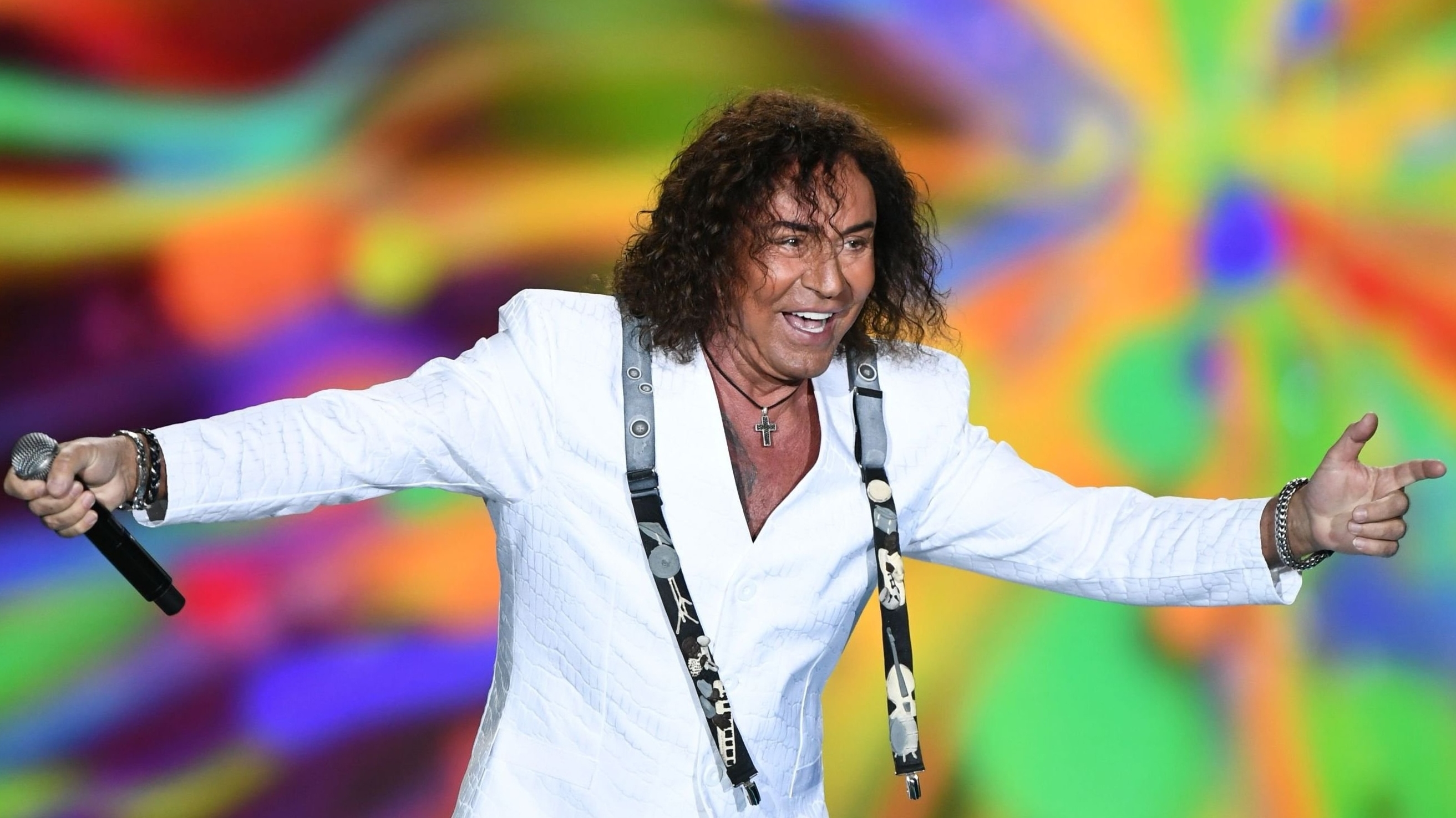 Валерий Леонтьев идет по коридору. Песня года 2018.