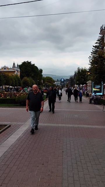 На Курортном бульваре 10.10.25, народу, как летом 🙄