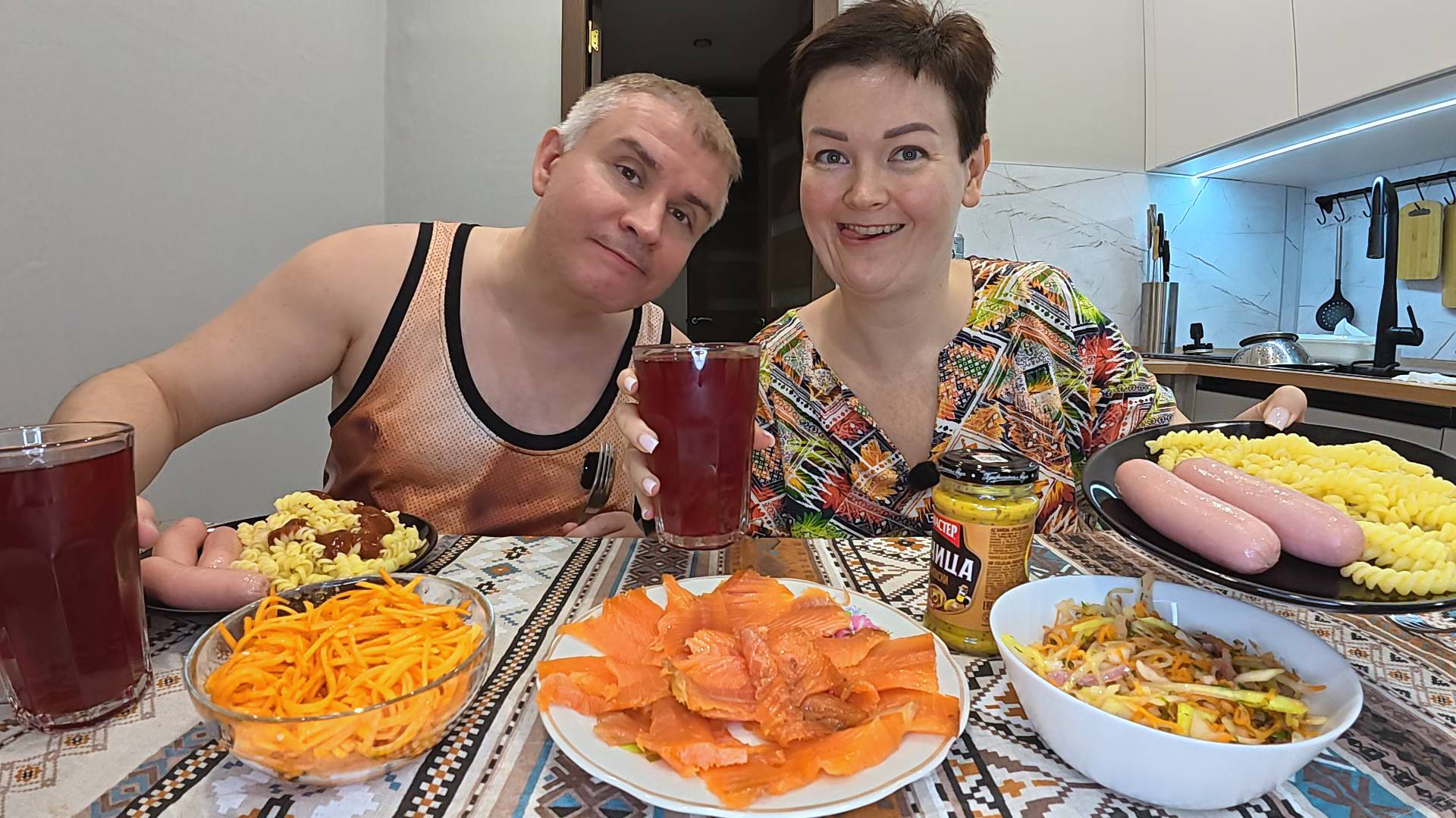 Мукбанг СКРОМНЫЙ ужин под ИНТЕРЕСНУЮ беседу! ЭКОНОМИМ! ОТОРВАЛИСЬ по сосискам, горчице с макаронами)