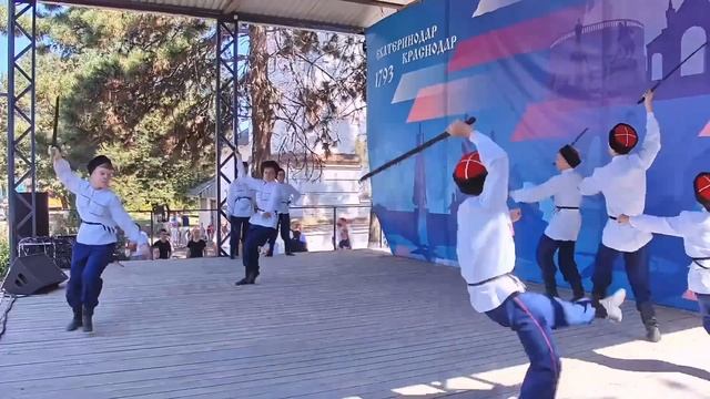 Народный танец Казаки гуляют - анс.Красно солнышко