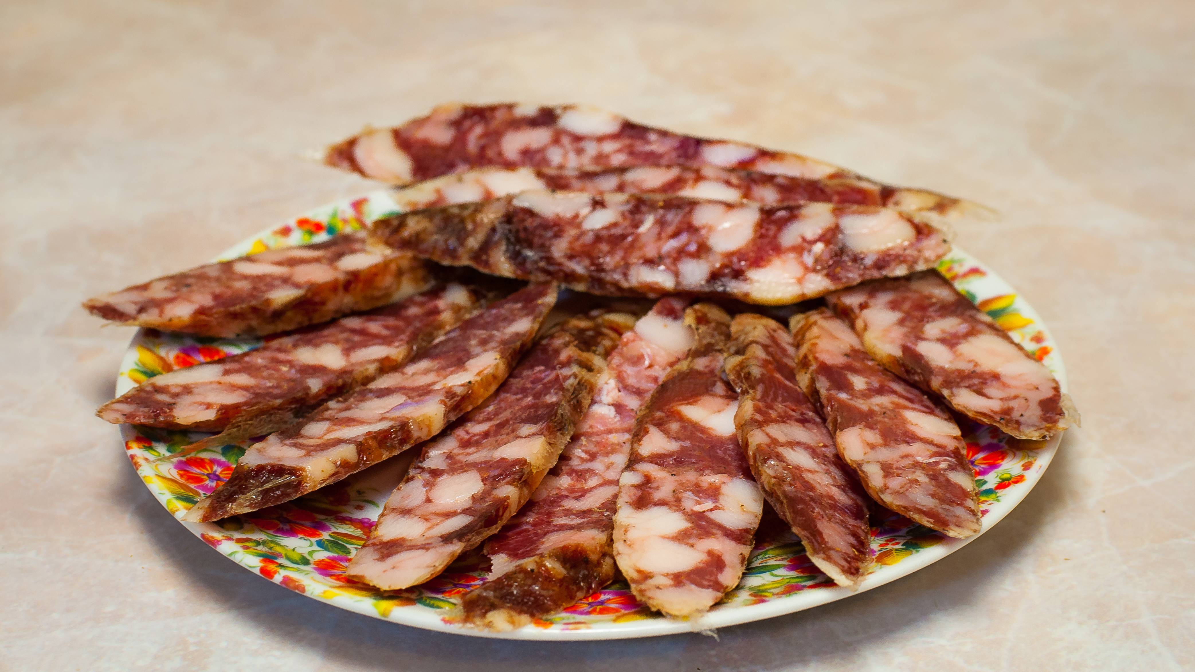 Сыровяленая колбаса Кнут из свинины по-одесски — попробуешь, и жизнь заиграет вкусом!